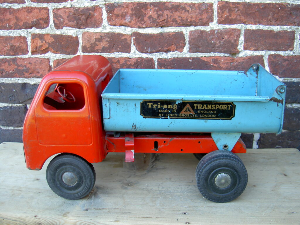 Tri-ang Diesel Tip Lorry 6012 - De Grenadier